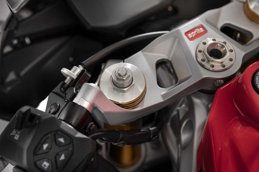 間もなく日本上陸!? 軽量 俊敏 100hp! 話題のミドルツイン『APRILIA RS660』 - 【公式】RIDERS CLUB（ライダースクラブ）