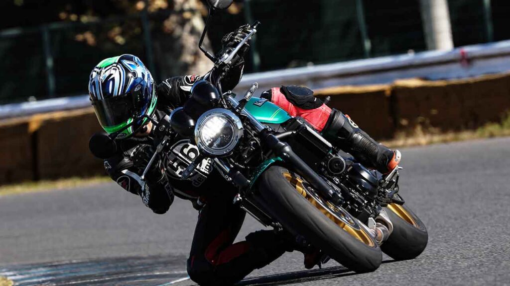 ベースの良さが光る2台｜KAWASAKI Z650RS ＆ Z650 試乗比較 - 【公式】RIDERS CLUB（ライダースクラブ）