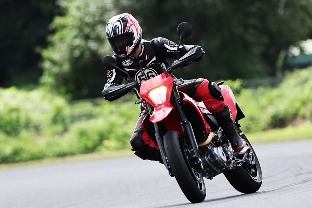 GASGAS SM700【スーパースポーツ顔負けのハイパワーモタード】 - 【公式】RIDERS CLUB（ライダースクラブ）