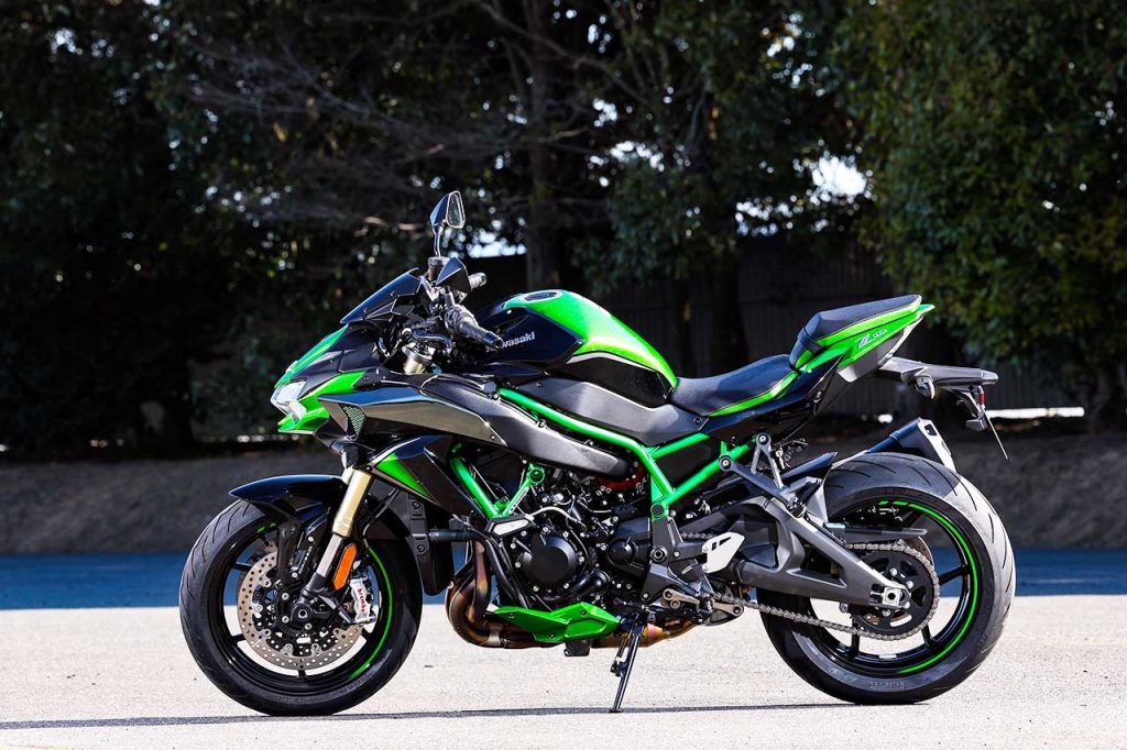 KAWASAKI Z H2 SE【異次元の加速に痺れる】中野真矢＆平嶋夏海 インプレッション - 【公式】RIDERS CLUB（ライダースクラブ）