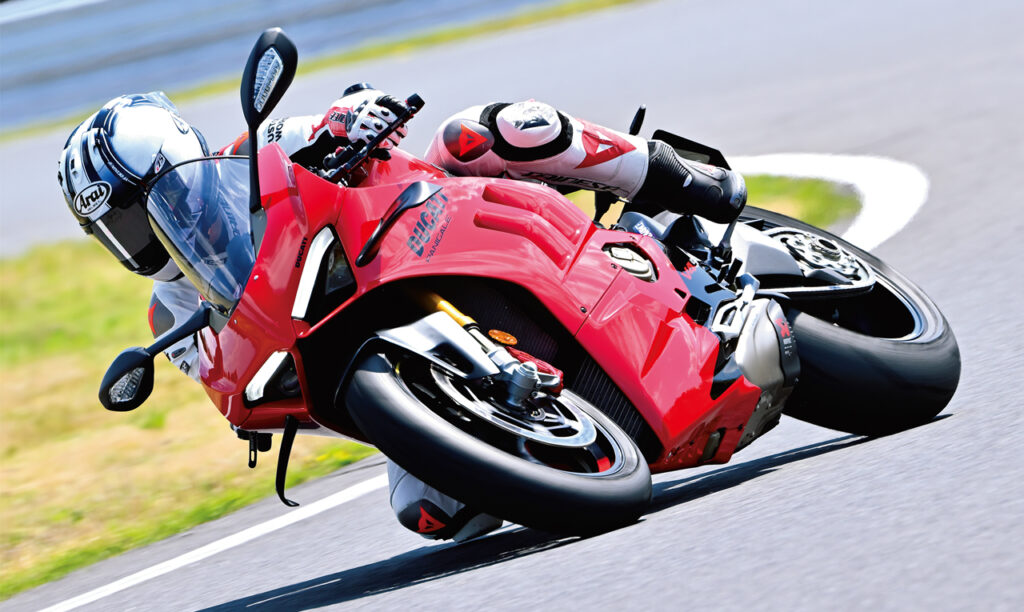 PIRELLI DIABLO SUPERCORSA V4 SP｜最新SSの性能を最大限発揮させられる - 【公式】RIDERS CLUB（ライダースクラブ）